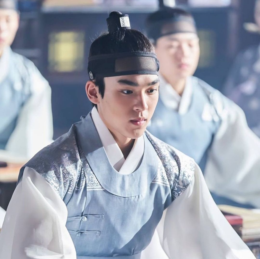 Full Cast Of “Under The Queen’s Umbrella” – KORB