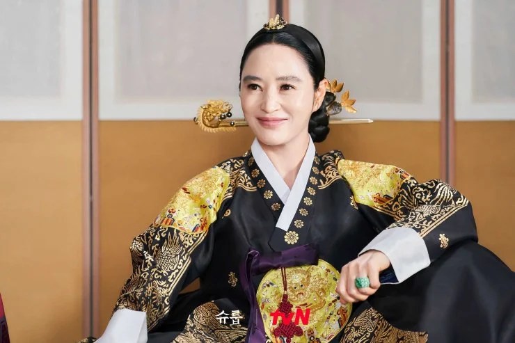 27 Powerful Lines From The Queen In “Under The Queen’s Umbrella” – KORB
